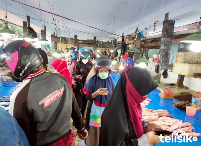 Warga Serbu Pasar Karena Isu akan Tutup Tiga Hari - telisik.id Warga Serbu Pasar Karena Isu akan Tutup Tiga Hari - telisik.id