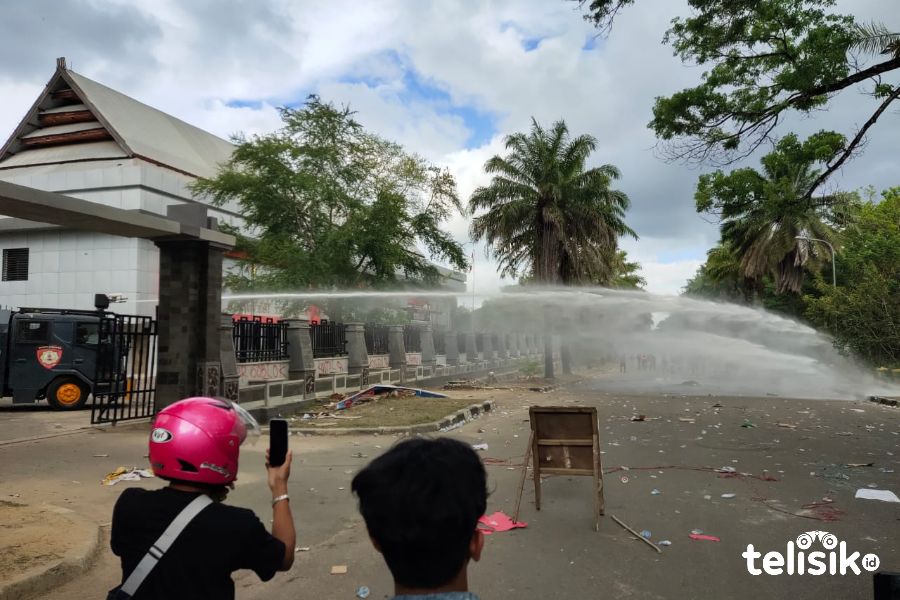 Demo Tolak UU Cipta Kerja, Gedung DPRD Sultra Dirusak Massa - telisik.id