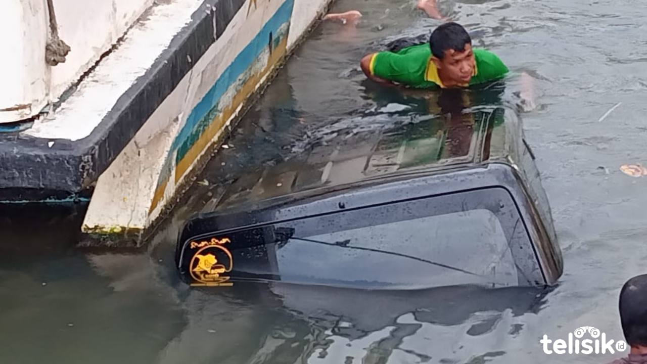 Hindari Motor, Mobil Angkut Sayur Terjun ke Laut - telisik.id