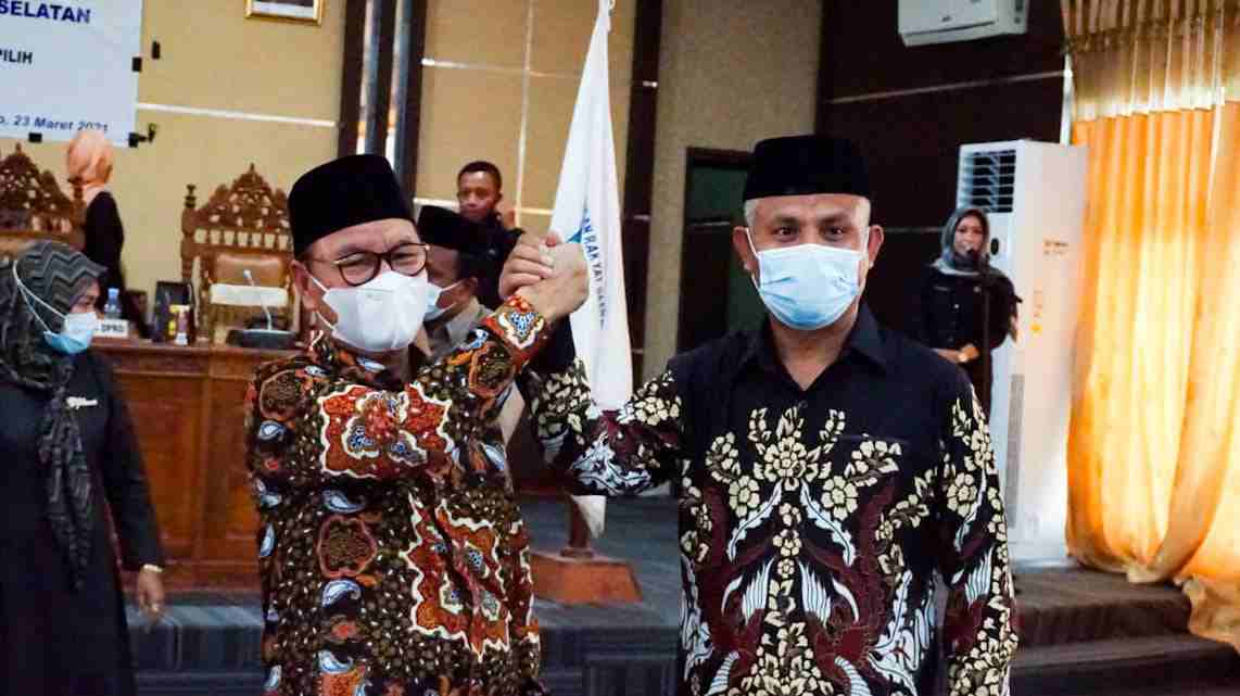 DPRD Sahkan Bupati dan Wakil Bupati Konawe Selatan Terpilih - telisik.id