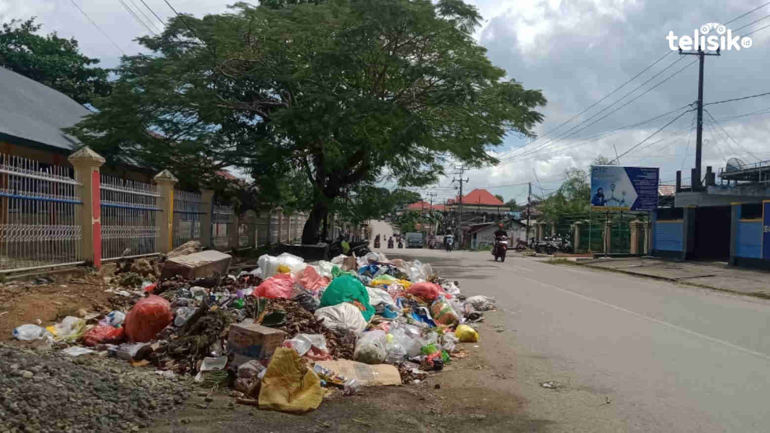 Sampah Menumpuk di Pinggir Jalan Kota Baubau Jelang Idul Adha, Ada Apa? - telisik.id