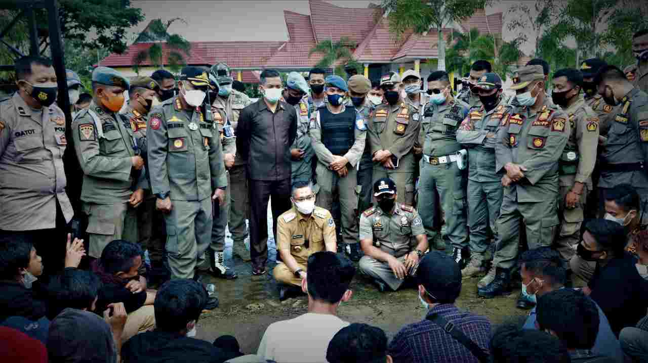 Duduk Bersila dengan Massa Aksi, Wali Kota Kendari Minta Awasi Bantuan ...
