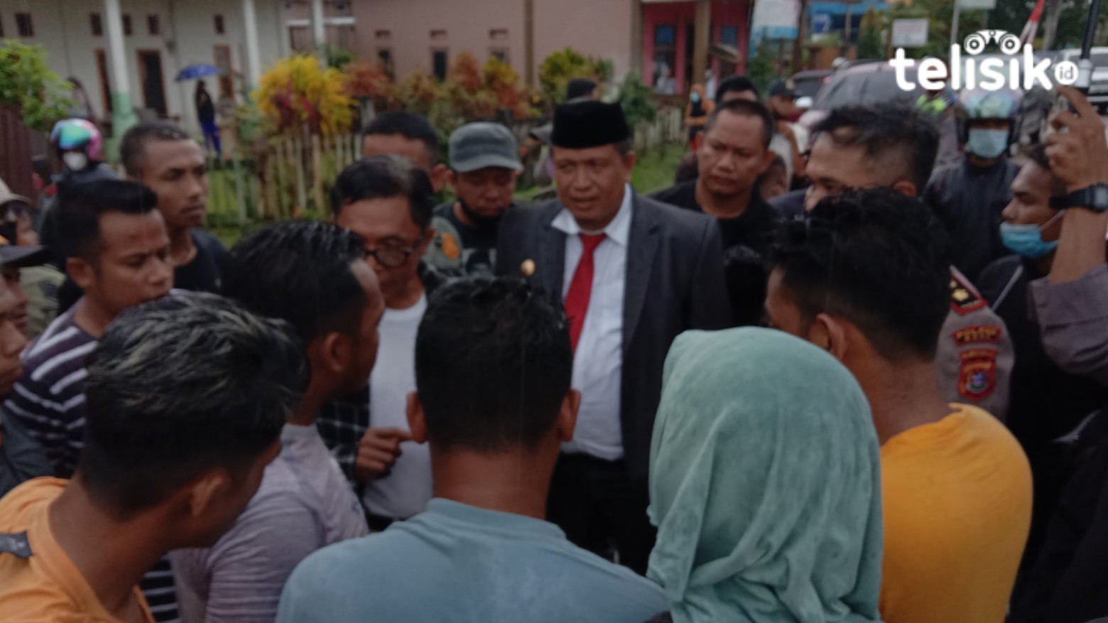 Pulang dari Buka Blokade Jalan, Rombongan Bupati Muna Dihadang Warga ...