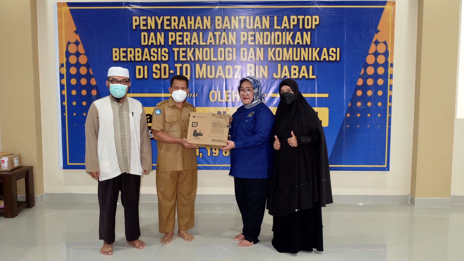 Tina Nur Alam Salurkan 30 Unit Laptop pada Siswa Muadz Bin Jabal ...