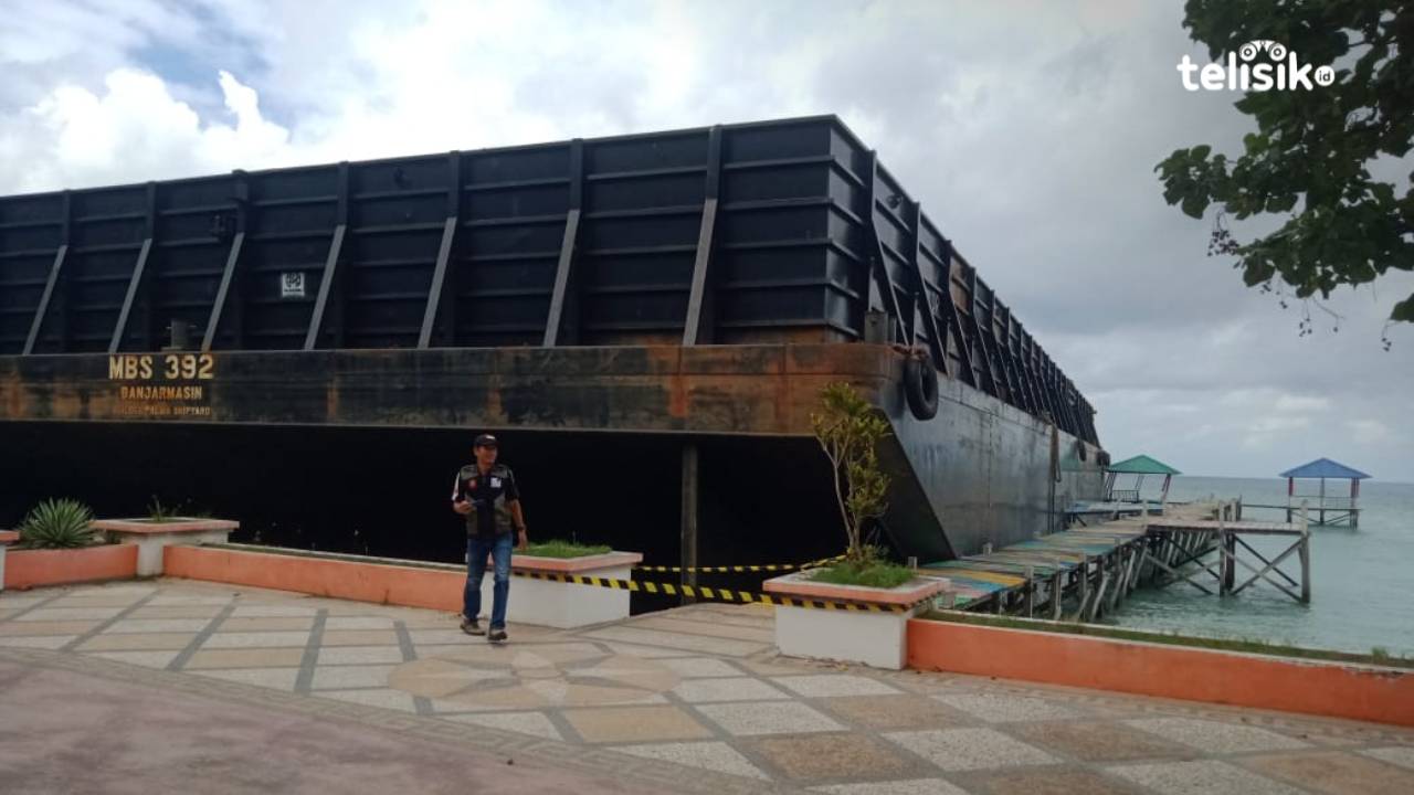 Kapal Tongkang Nyasar Rusak Destinasi Wisata Pasir Putih Pantai Berova ...