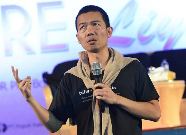 Profil Tere Liye, Penulis Novel yang Penuh Inspirasi - telisik.id