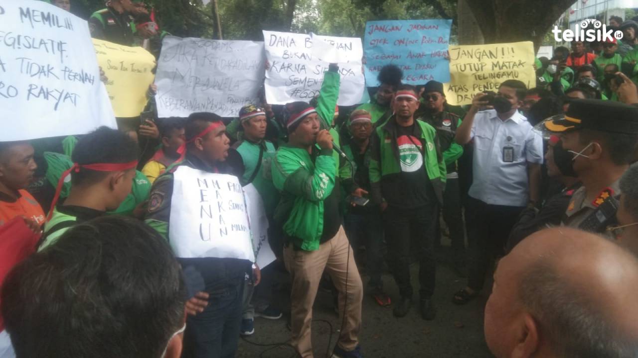 Tolak Kenaikan BBM, Ratusan Ojol Demo Kantor Gubernur Sumatera Utara ...