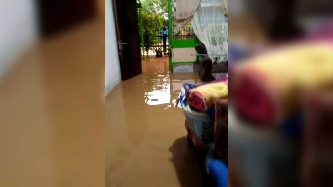 Banjir Disertai Lumpur Rendam Rumah Warga Kota Kendari - telisik.id