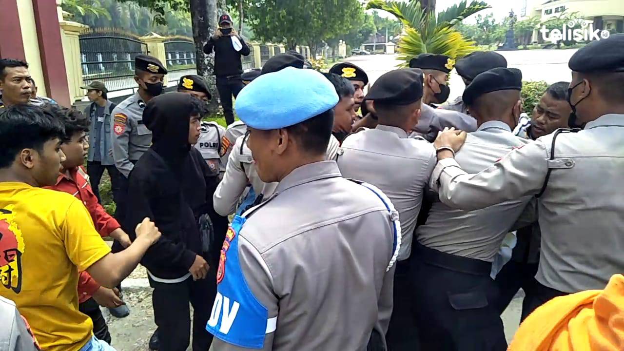 Massa Bentrok dengan Polisi Soal Kasus PT Mandala Jayakarta - telisik.id