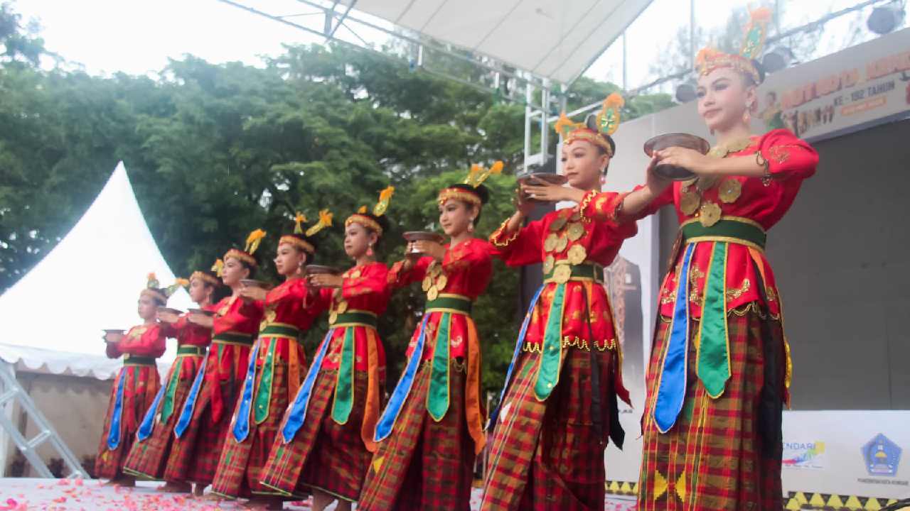 Siswa Sekolah Ikut Lomba Tari Suku Tolaki di HUT ke-192 Kota Kendari ...