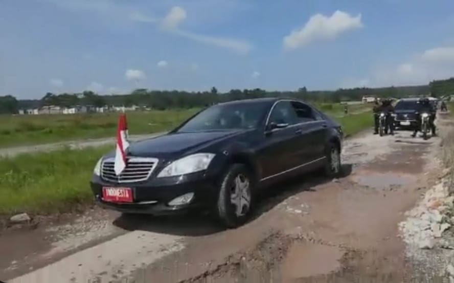 Jokowi Pilih Lewat Jalan Rusak di Lampung, Gubernurnya Kena Prank Presiden - telisik.id