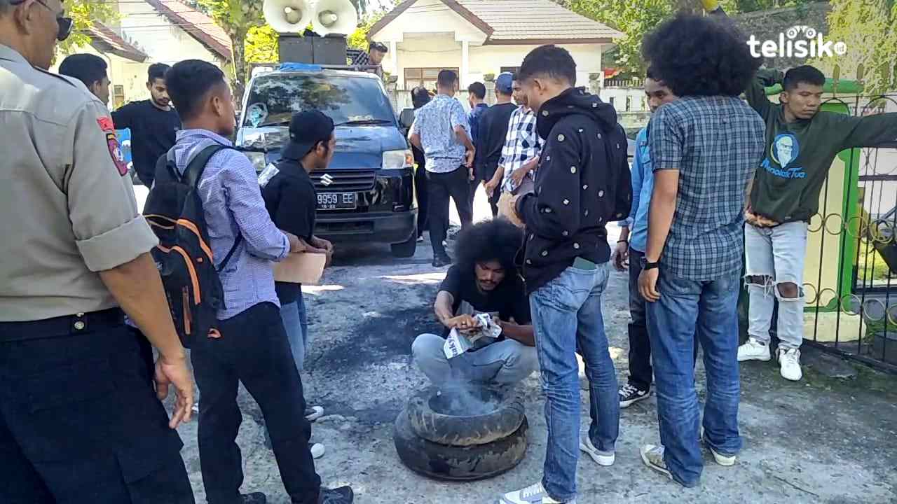 Sidang Terduga Pelaku Pemalsuan Dokumen Leo Robert Halim Ditunda, Massa Kembali Demo - telisik.id