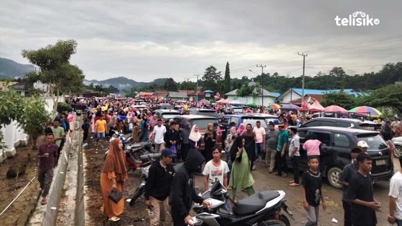 Ratusan Masyarakat Ikuti Pelepasan Calon Jemaah Haji Kloter Pertama ... Ratusan Masyarakat Ikuti Pelepasan Calon Jemaah Haji Kloter Pertama ...