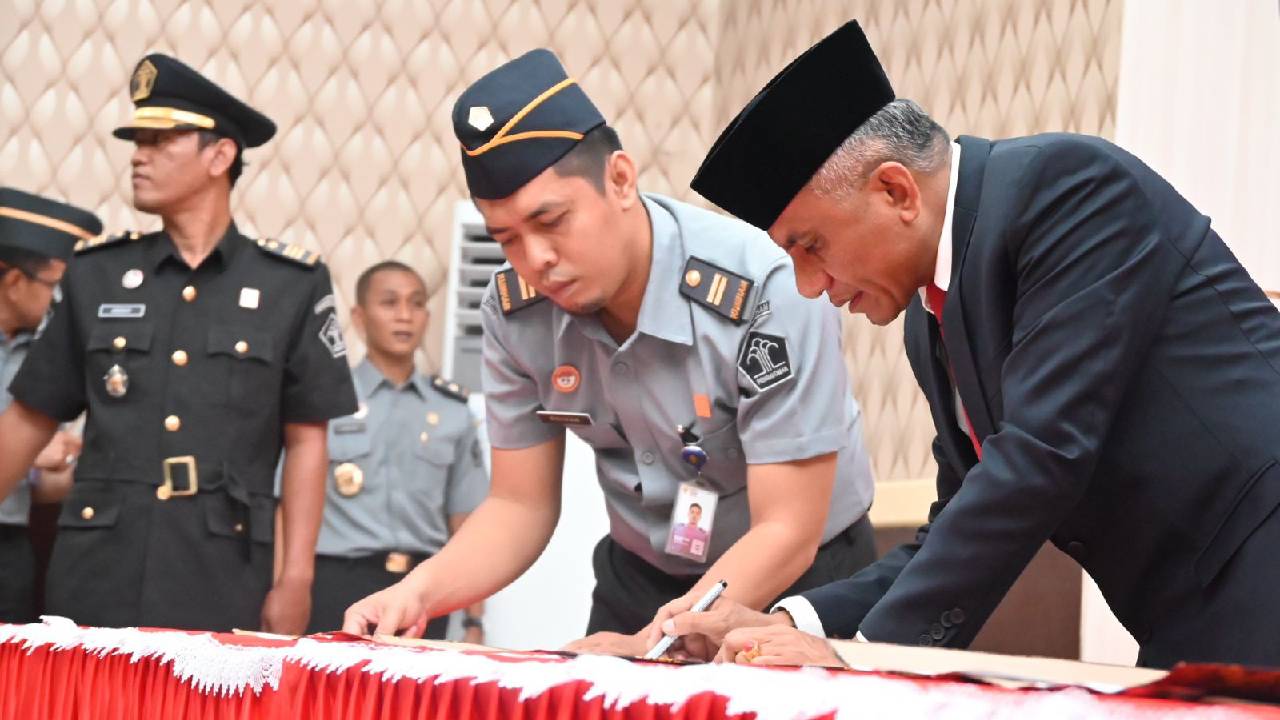 Kakanwil Kemenkumham Sulawesi Tenggara Lantik 1 Pejabat Administrasi, 5 PPNS dan 31 Notaris ...