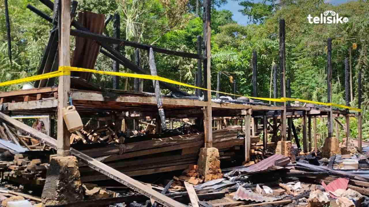 Damkar Telat Datang, Satu Rumah Habis Dilalap Si Jago Merah - telisik.id