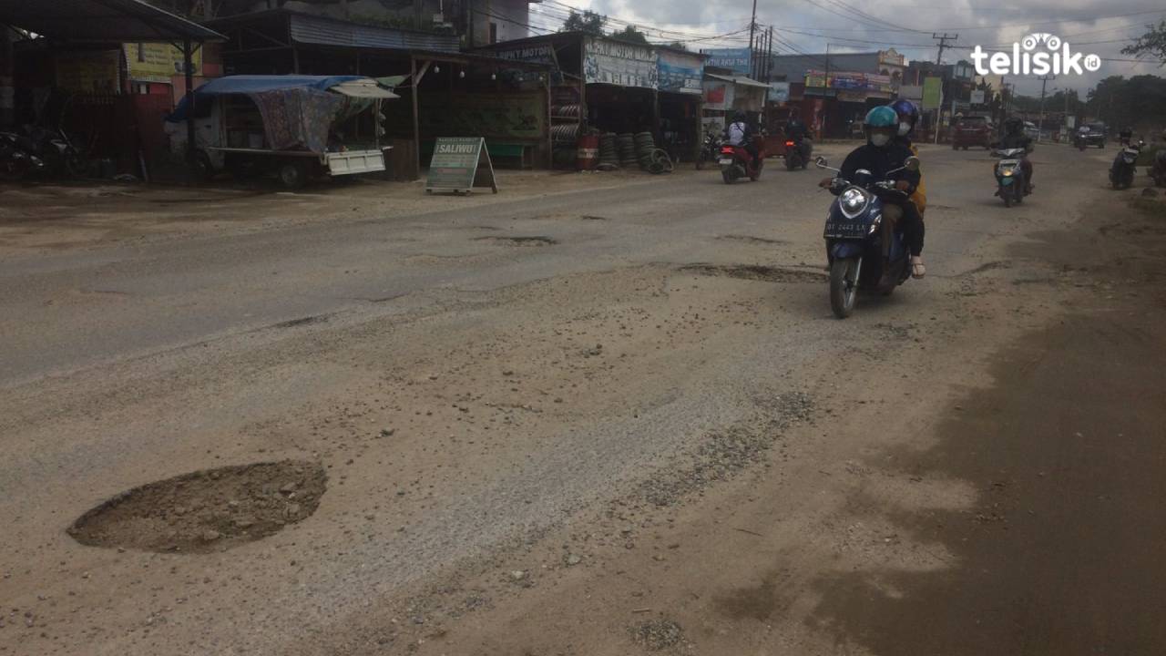 Jalan Rusak dan Berlubang di THR Kendari Bahayakan Pengendara - telisik.id Jalan Rusak dan Berlubang di THR Kendari Bahayakan Pengendara - telisik.id