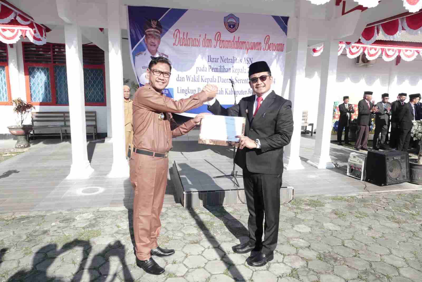 Pj Bupati Buton Selatan Pimpin Ikrar Netralitas ASN Pilkada 2024 - telisik.id