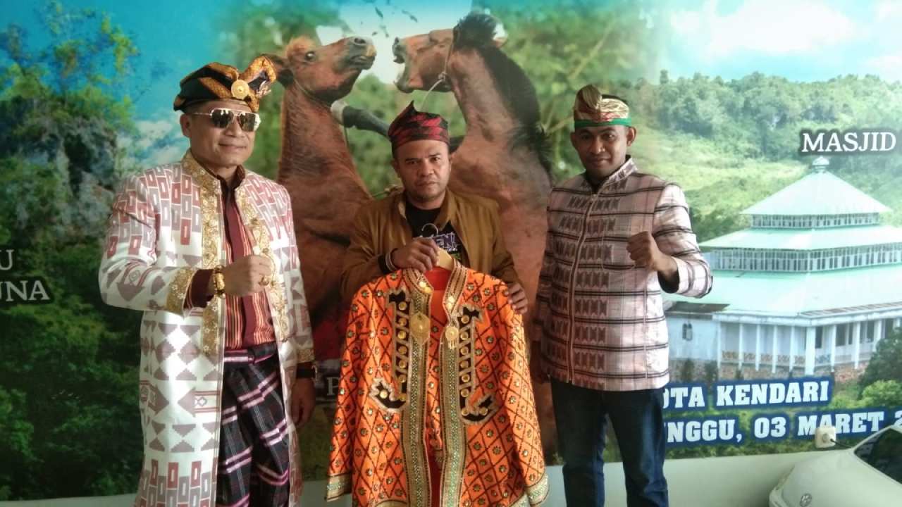 Raih Penghargaan Busana Terbaik dari Istana Kepresidenan, La Ode Riago ...