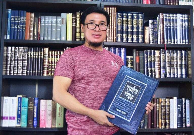 Kisah Mualaf Menachem Ali, Pakar Filologi Pernah Debat KH Abdullah Wasian - telisik.id