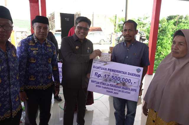 Pj Bupati Buton Selatan Ridwan Badallah Salurkan Bantuan Perumahan ...
