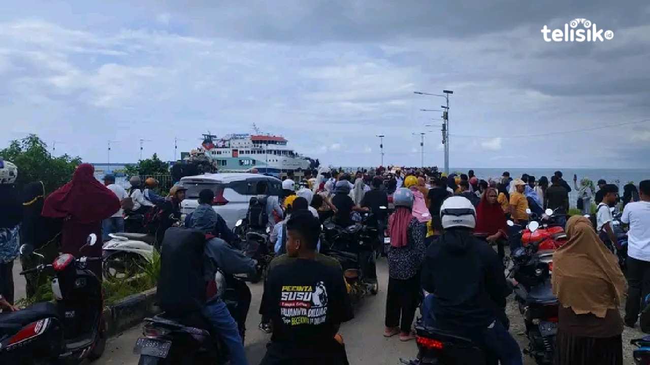 Arus Balik Lebaran Penumpang di Pelabuhan Feri Kaledupa Wakatobi masih Membeludak - telisik.id