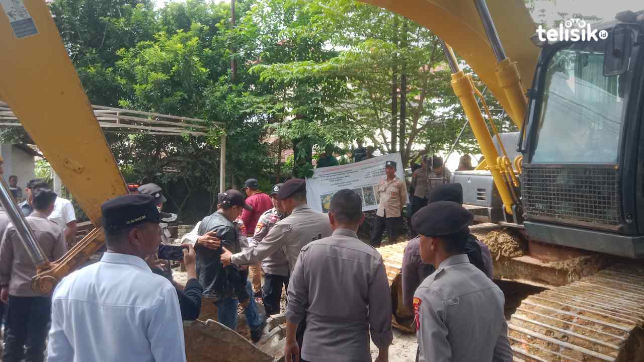 Aksi Nekat Pria di Kendari Panjat Ekskavator Hentikan Pembongkaran Rumah - telisik.id