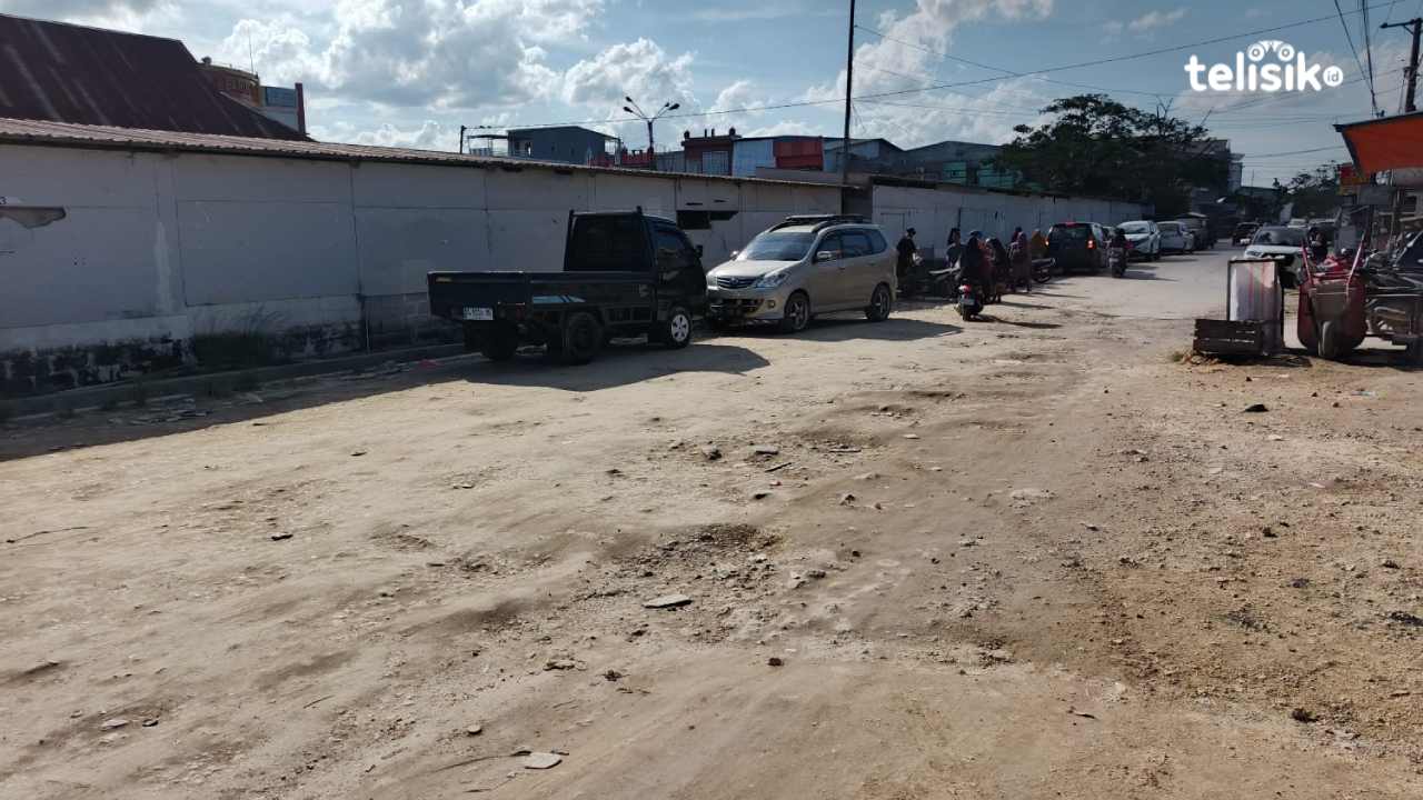 Warga Keluhkan Jalan Rusak Pasar Baruga Kendari Tak Kunjung Diperbaiki - telisik.id