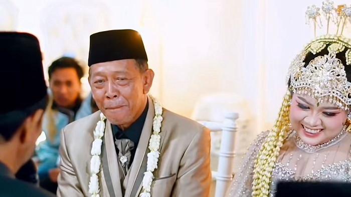 Viral Kakek 75 Tahun Nikahi Gadis 24 Tahun dengan Mahar Cek Tunai Rp 3 Miliar dan Toyota Camry ...